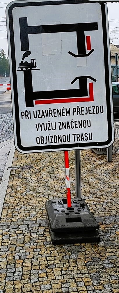 Informace k úpravě dopravního značení v ulici Husova před železničním přejezdem - Město Úvaly